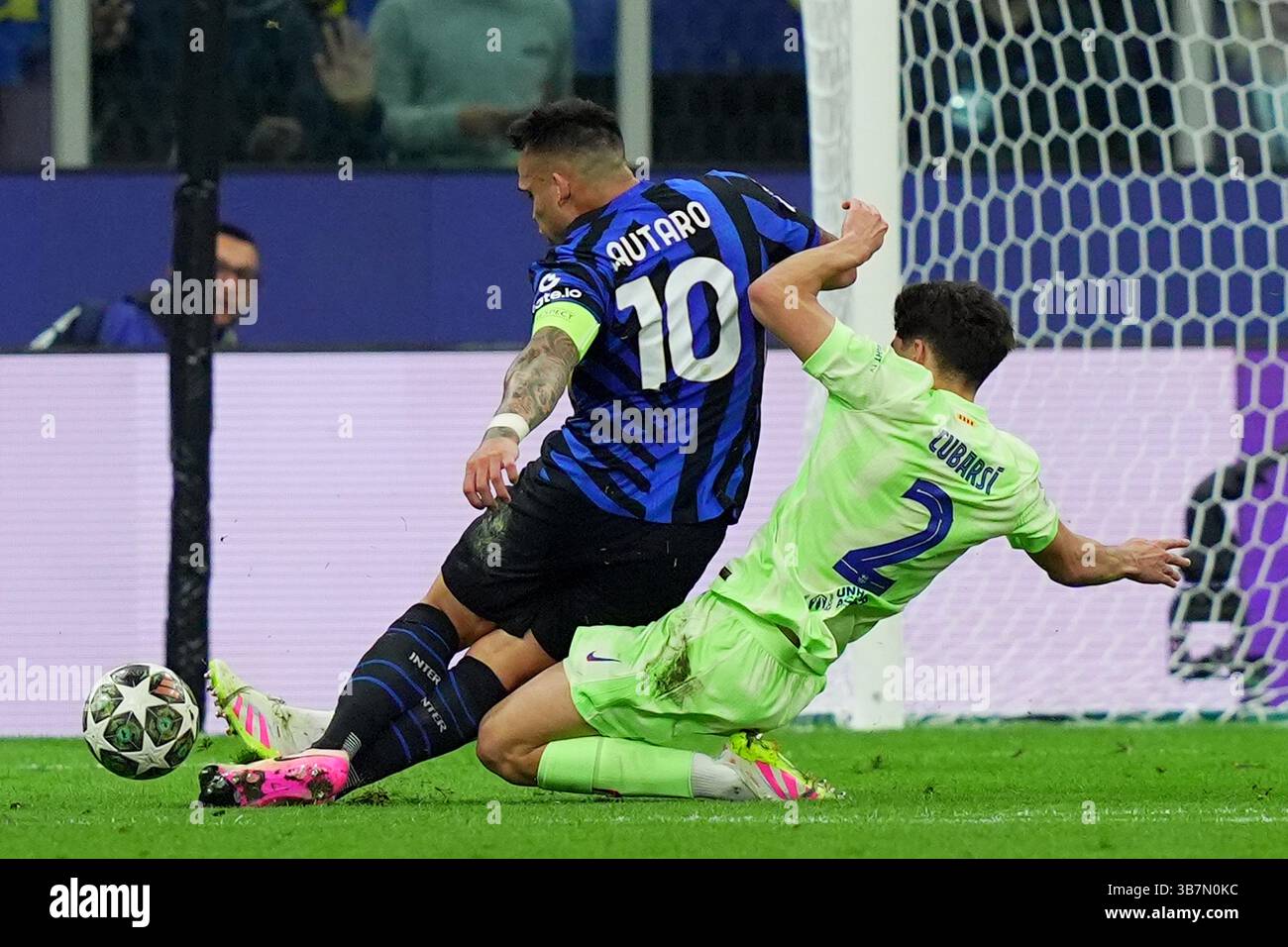 Inter MilanÕs Lautaro Martinez , BarcelonaÕs Pau Cubarsi , penalty foul ...