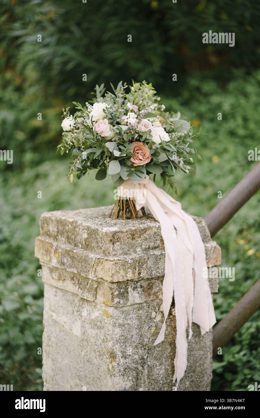 Rose and boxwood hi-res stock photography and images - Alamy