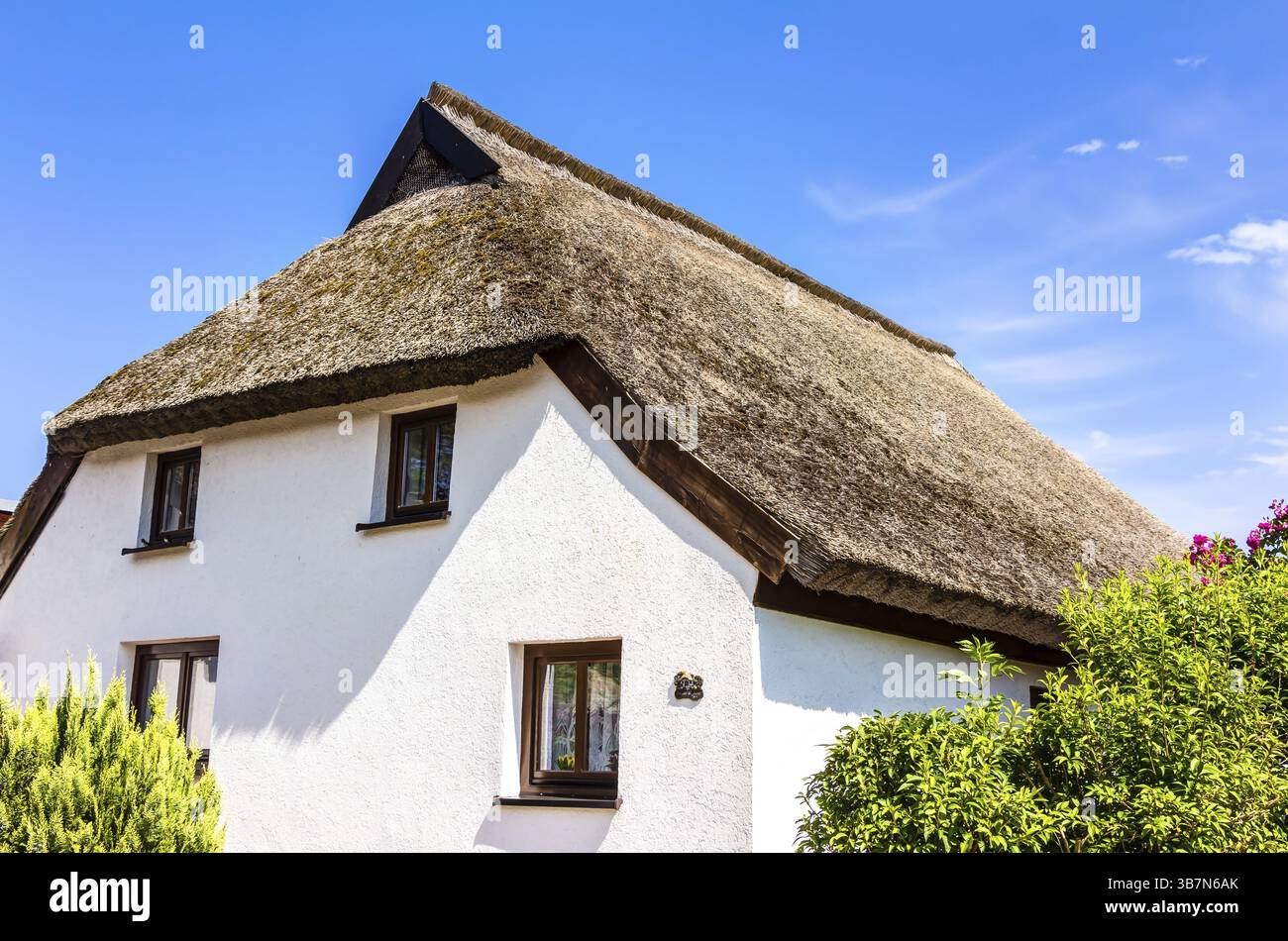 Traditional thatching roof house in Vitt on Rugia Stock Photo - Alamy
