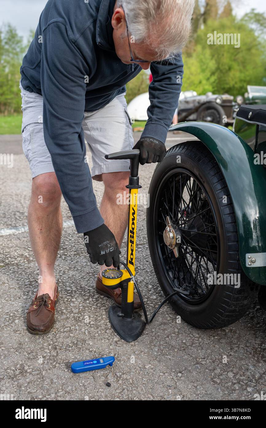 Mechanic using cycle tyre hi-res stock photography and images - Alamy