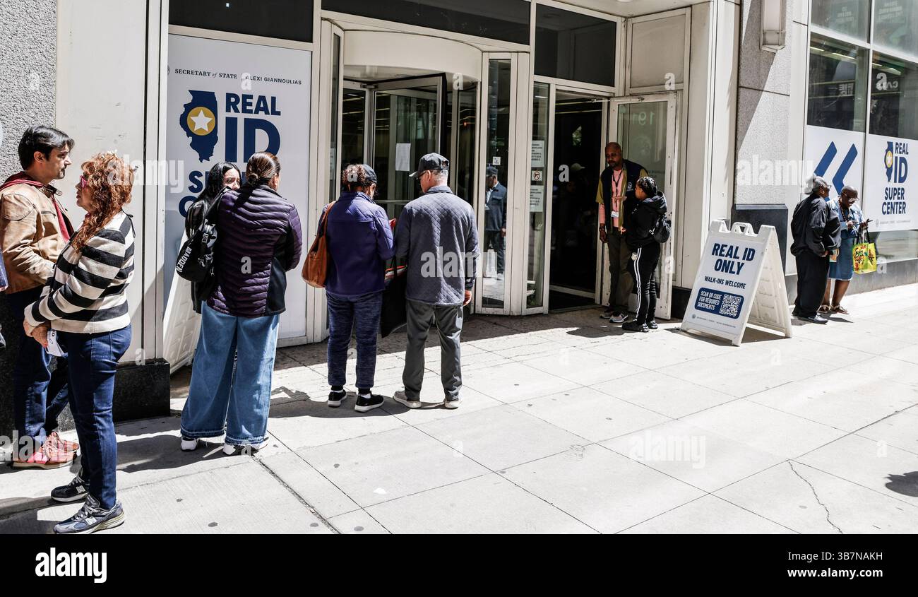 Chicago, United States. 11th Apr, 2025. People wait in a line that ...