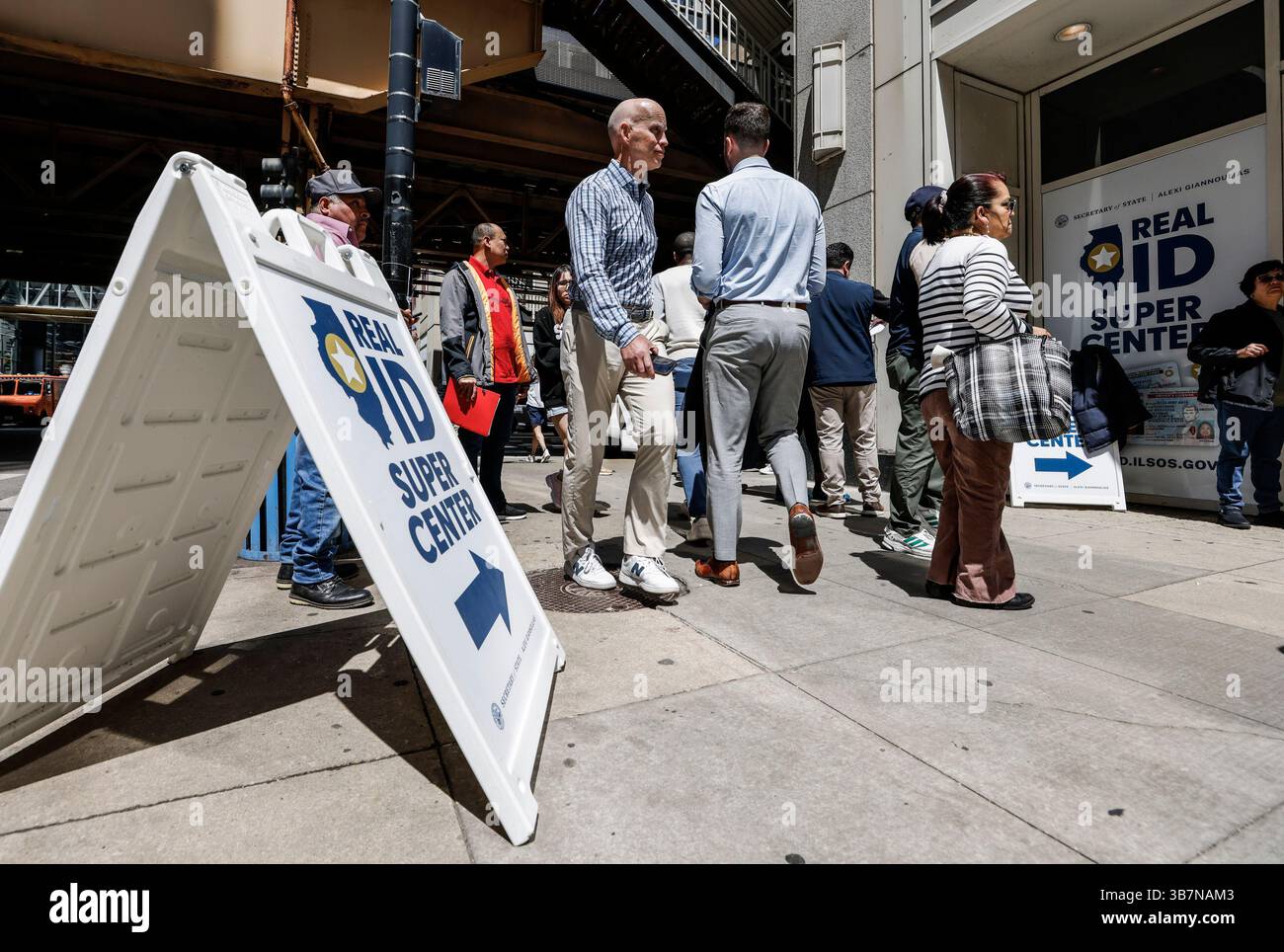 Chicago, United States. 11th Apr, 2025. People wait in a line that ...