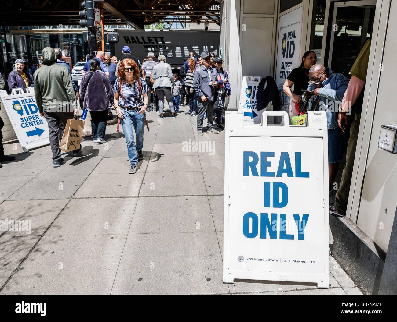 Chicago, United States. 11th Apr, 2025. People wait in a long line ...
