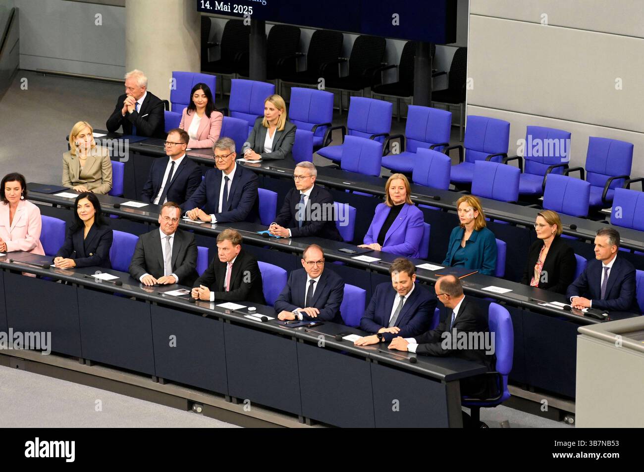 Das Kabinett Merz in der 2. Sitzung des 21. Deutschen Bundestages im ...