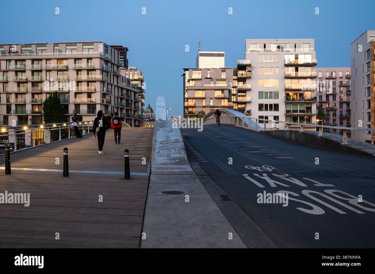 The Suzan Daniel bridge and the Simon Bolivar Boulevardby night in ...