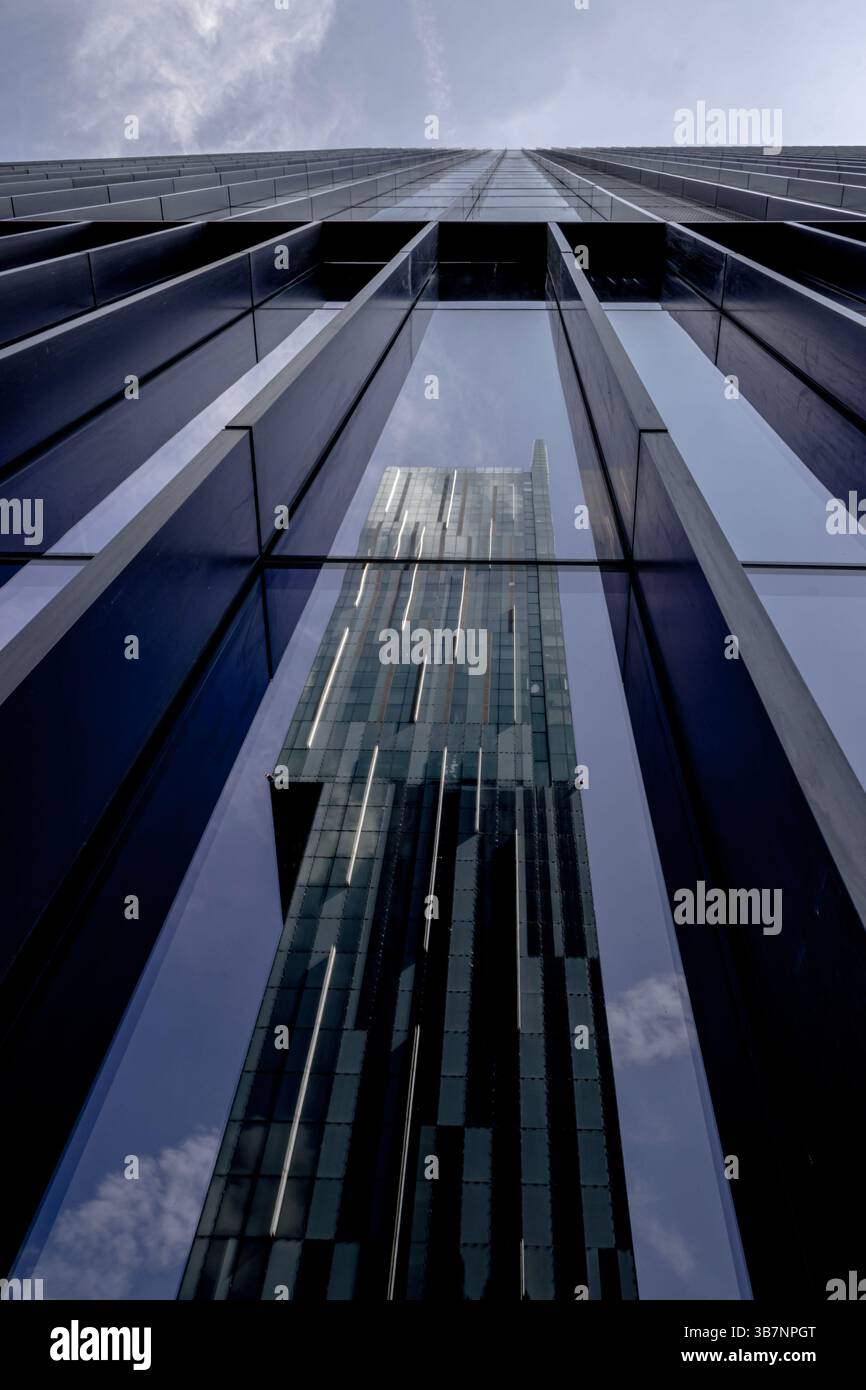 Mirrored glass windows new hi-res stock photography and images - Alamy