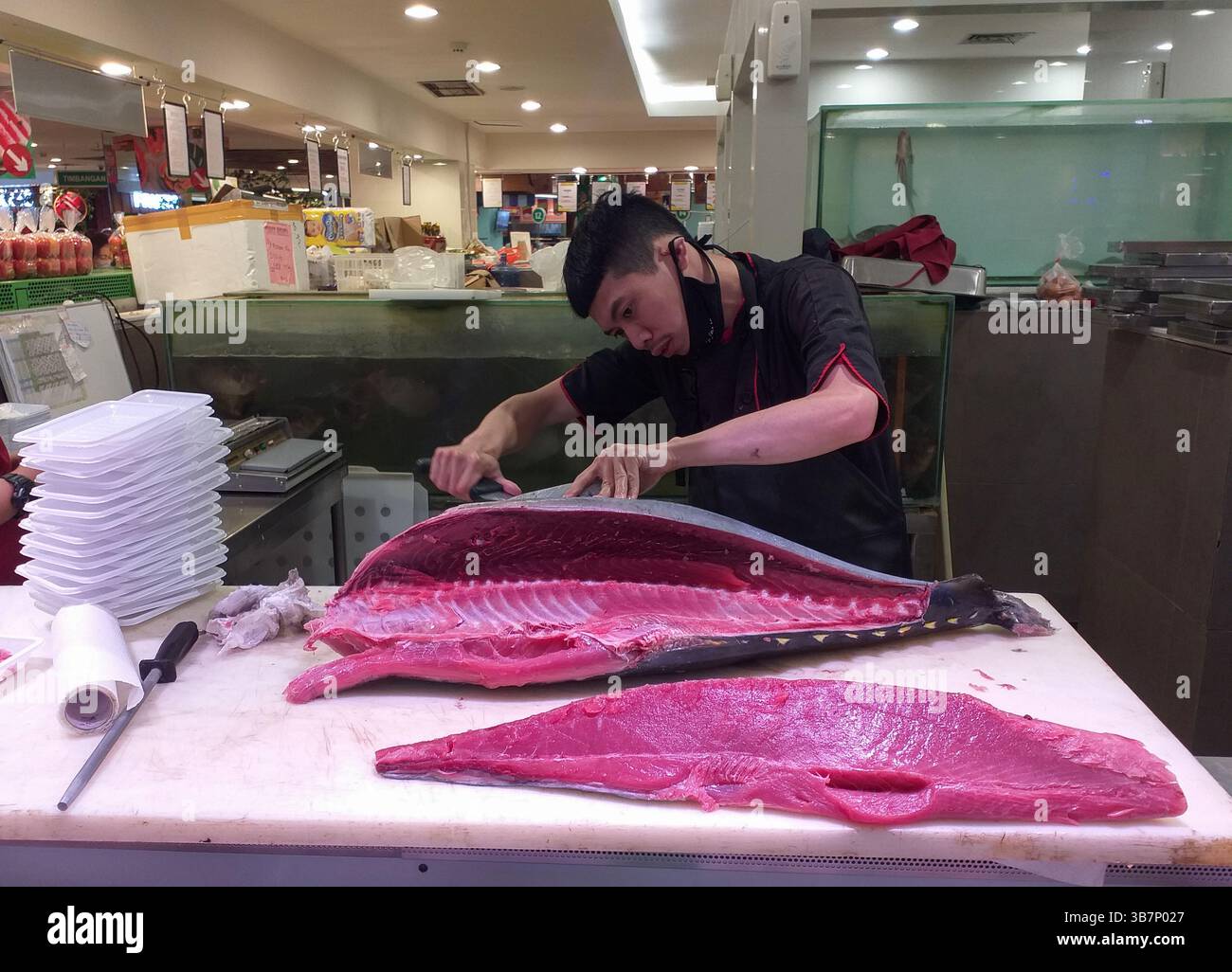 Fresh raw whole tuna fish being carved ready to be sold Stock Photo - Alamy