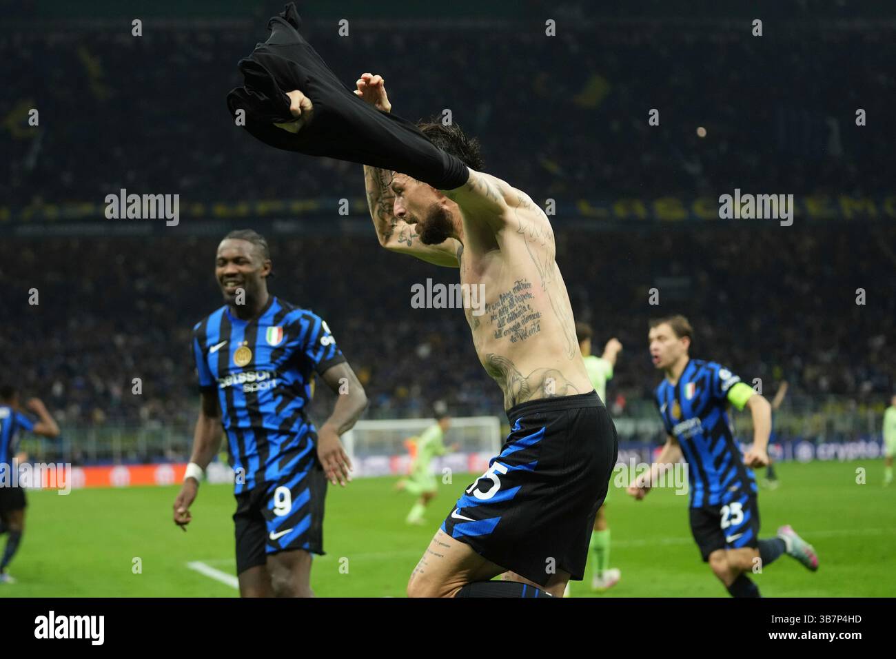 Inter Milan's Francesco Acerbi celebrates after scoring during the ...