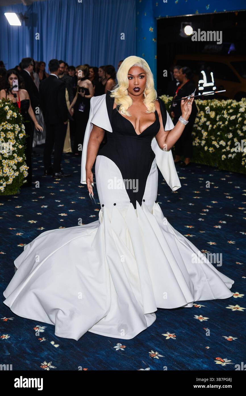 New York, USA. 05th May, 2025. Lizzo walking on the red carpet at the ...