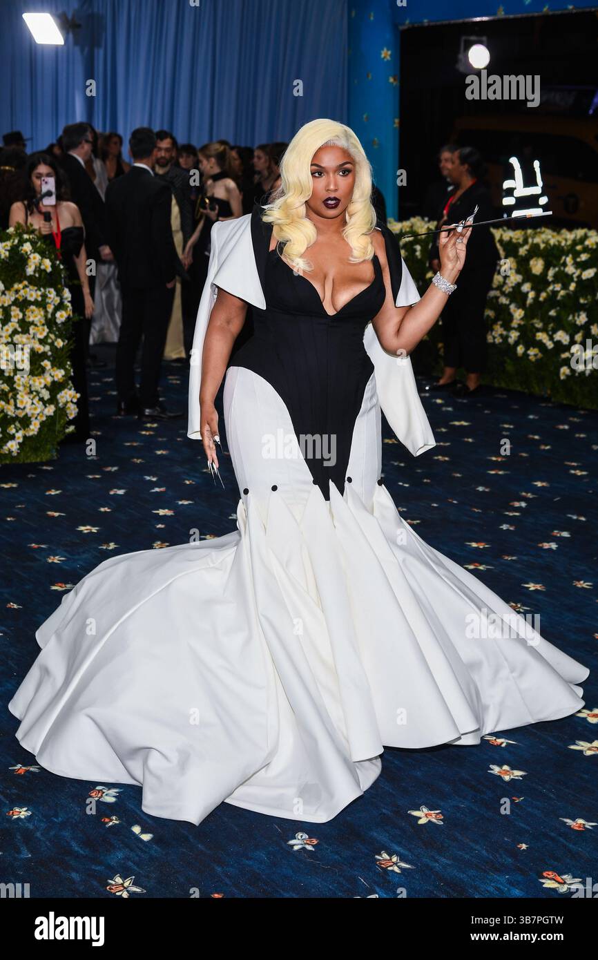 New York, USA. 05th May, 2025. Lizzo walking on the red carpet at the ...