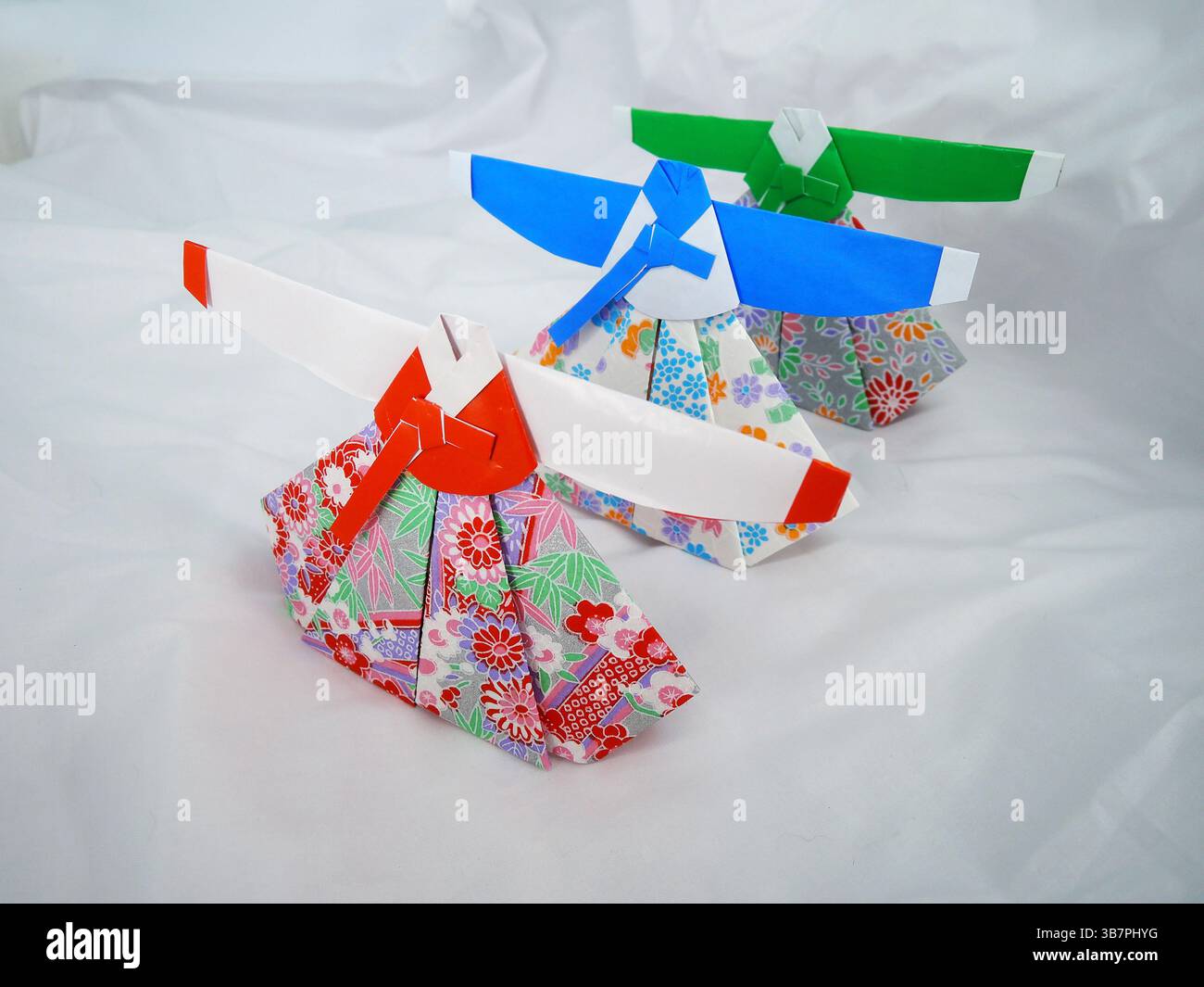 Hanbok origami craft, handcrafted hanbok craft using Japanese origami ...