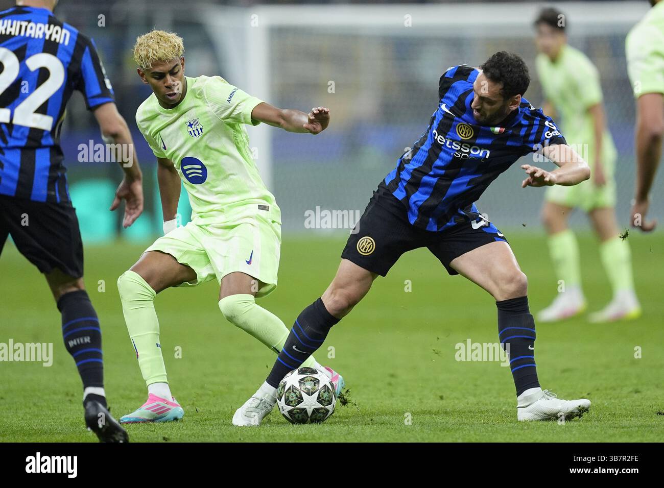 Hakan Calhanoglu of Inter and Lamine Yamal of FC Barcelona during the ...
