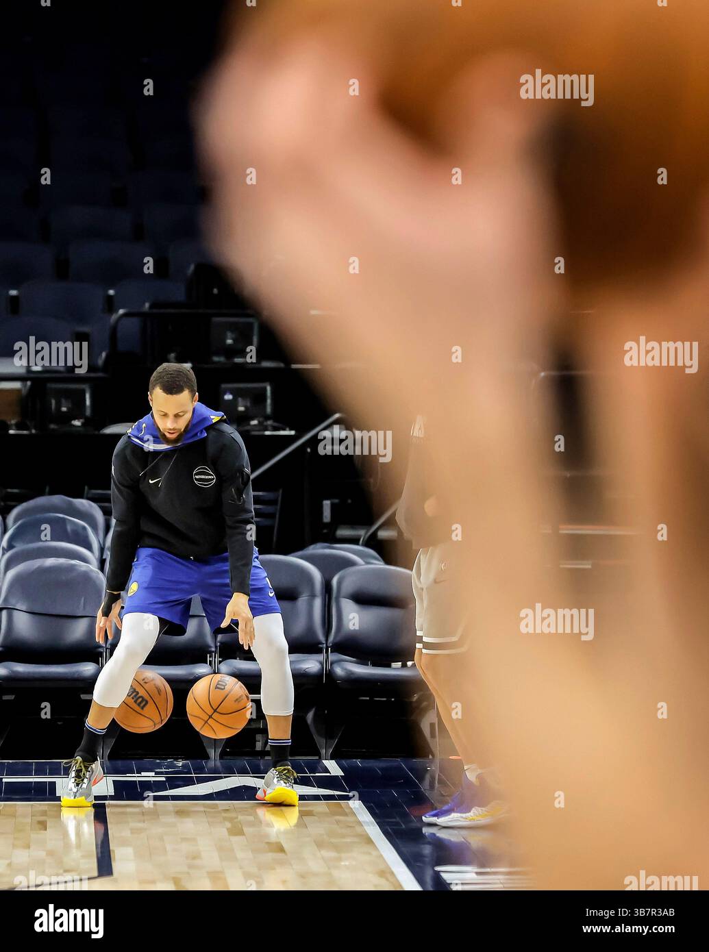 Golden State Warriors' Stephen Curry (30) does his dribbling drills ...