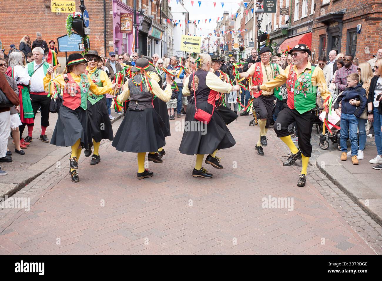 Morris dancers entertaining the crowd hi-res stock photography and ...