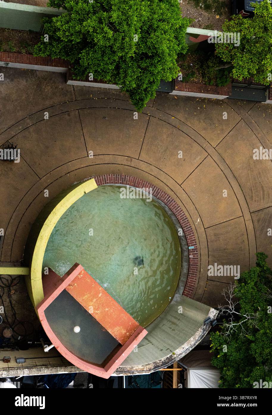 Courtyard pavement with circular patterns hi-res stock photography and ...