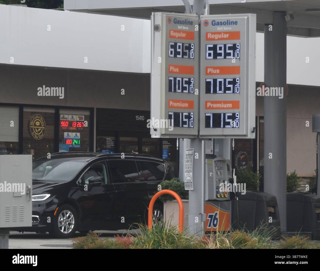76 gas station hi-res stock photography and images - Alamy
