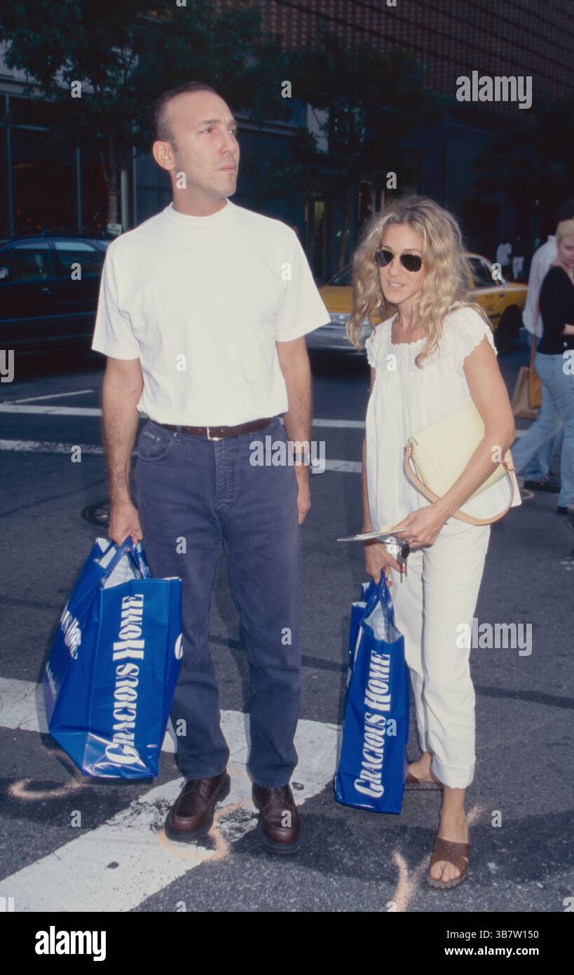 Sarah Jessica Parker and brother Timothy Britten Parker shopping at ...