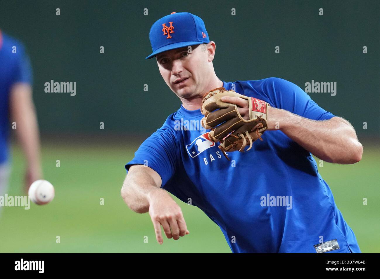 New York Mets first baseman Pete Alonso warms up prior to a baseball ...