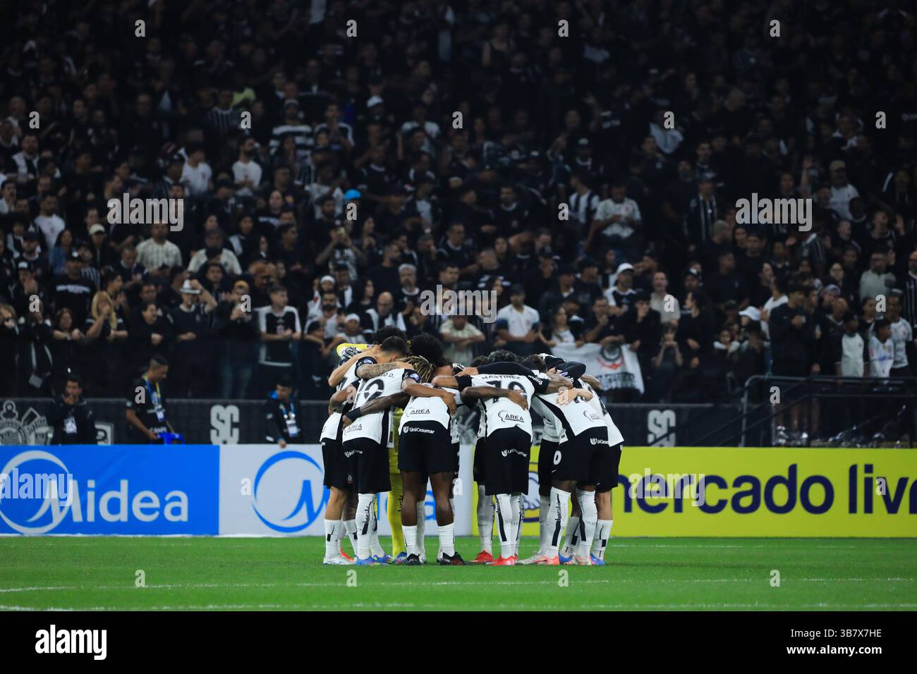The Corinthians team gathers before the match against América de Cali ...