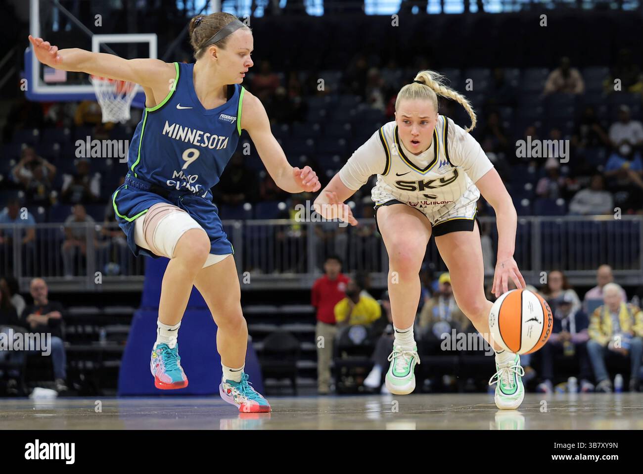 CHICAGO, IL - MAY 06: Grace Berger #9 of the Minnesota Lynx guards ...