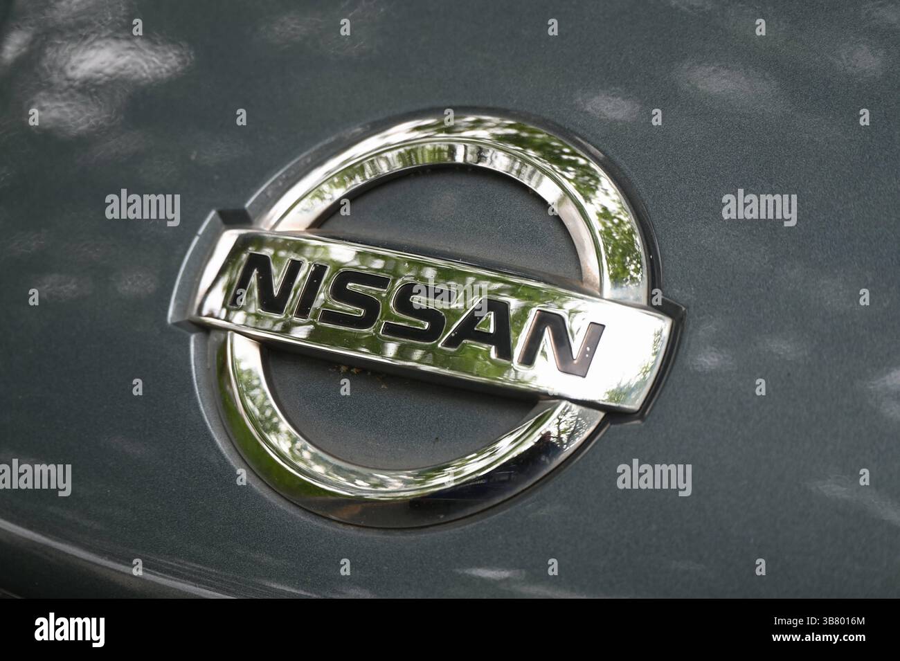 Logo, Schriftzug, Emblem des japanischen Automobilhersteller NISSAN auf ...