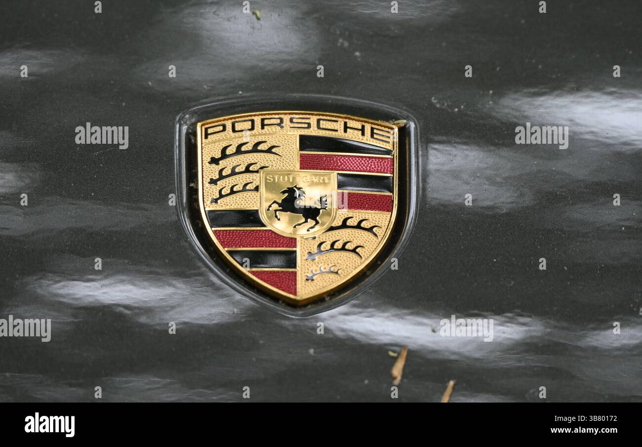 Logo, Emblem des deutschen Automobilhersteller PORSCHE auf einem PKW ...