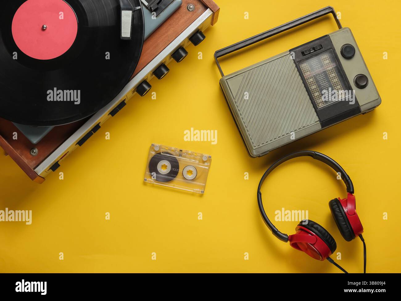 Retro radio receiver, old-fashioned vinyl player, headphones, audio ...