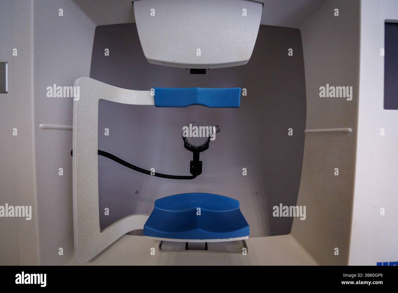 23 May 2024, Bavaria, Erlangen: View of a dioptric lens in the ...