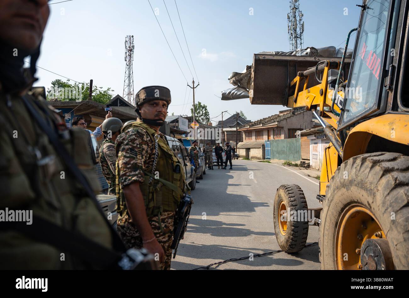 Pulwama, India. 07th May, 2025. Wreckage is being carried by a ...