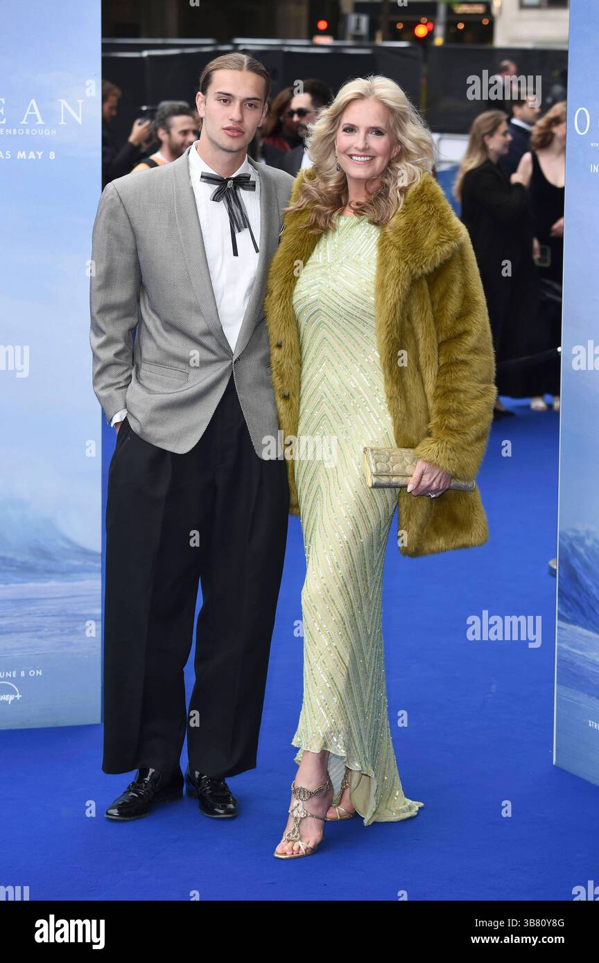 Penny Lancaster mit Sohn Alistair Stewart bei der Premiere des ...