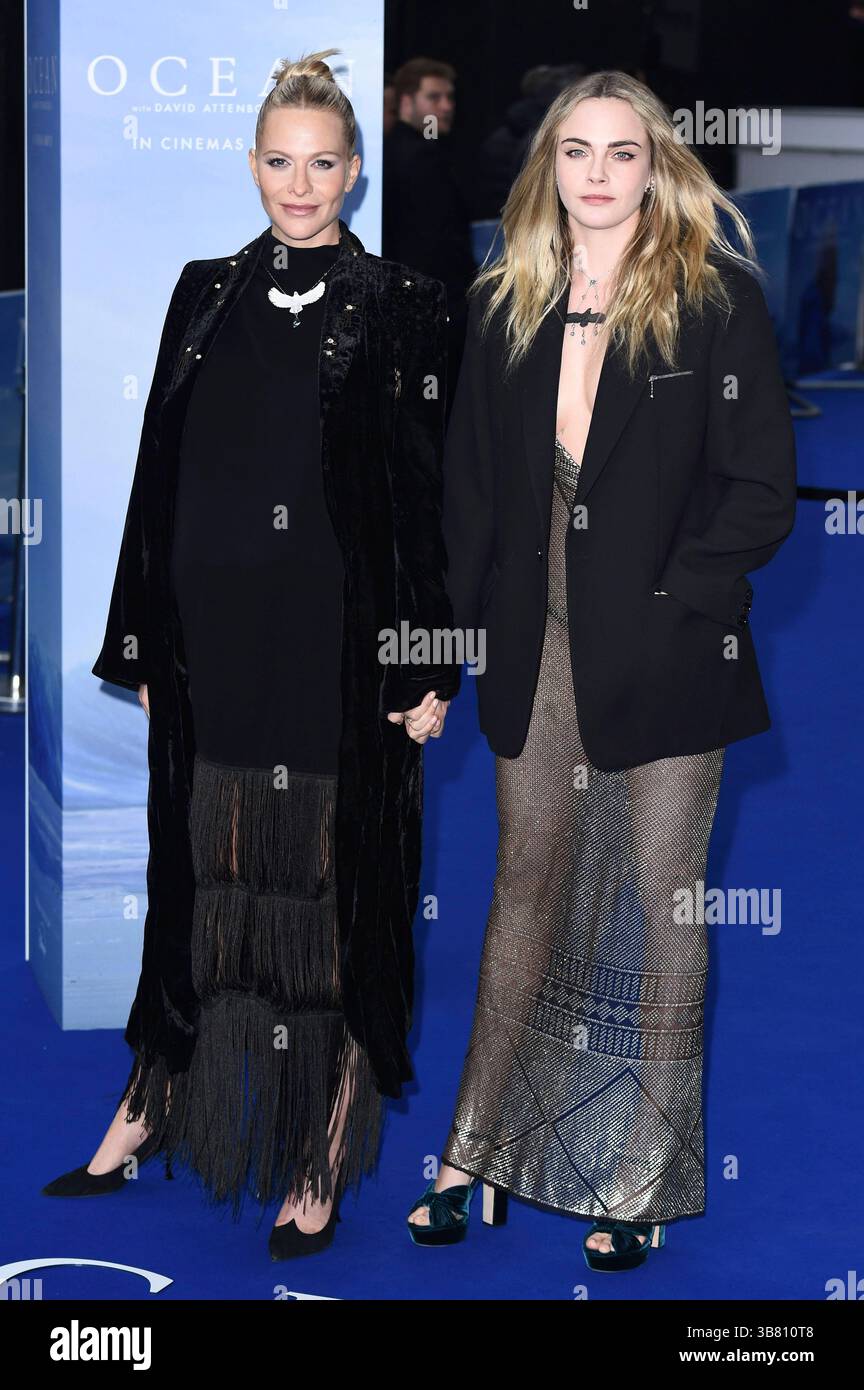 Poppy Delevigne Mit Schwester Cara Delevingne Bei Der Premiere Des