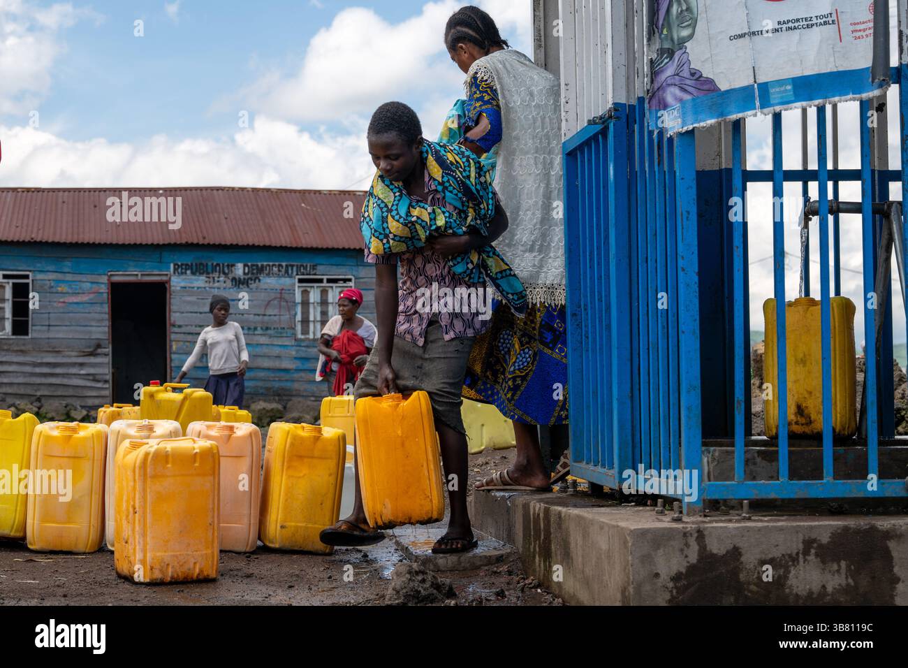 (250507) -- GOMA, May 7, 2025 (Xinhua) -- Displaced people fetch water ...