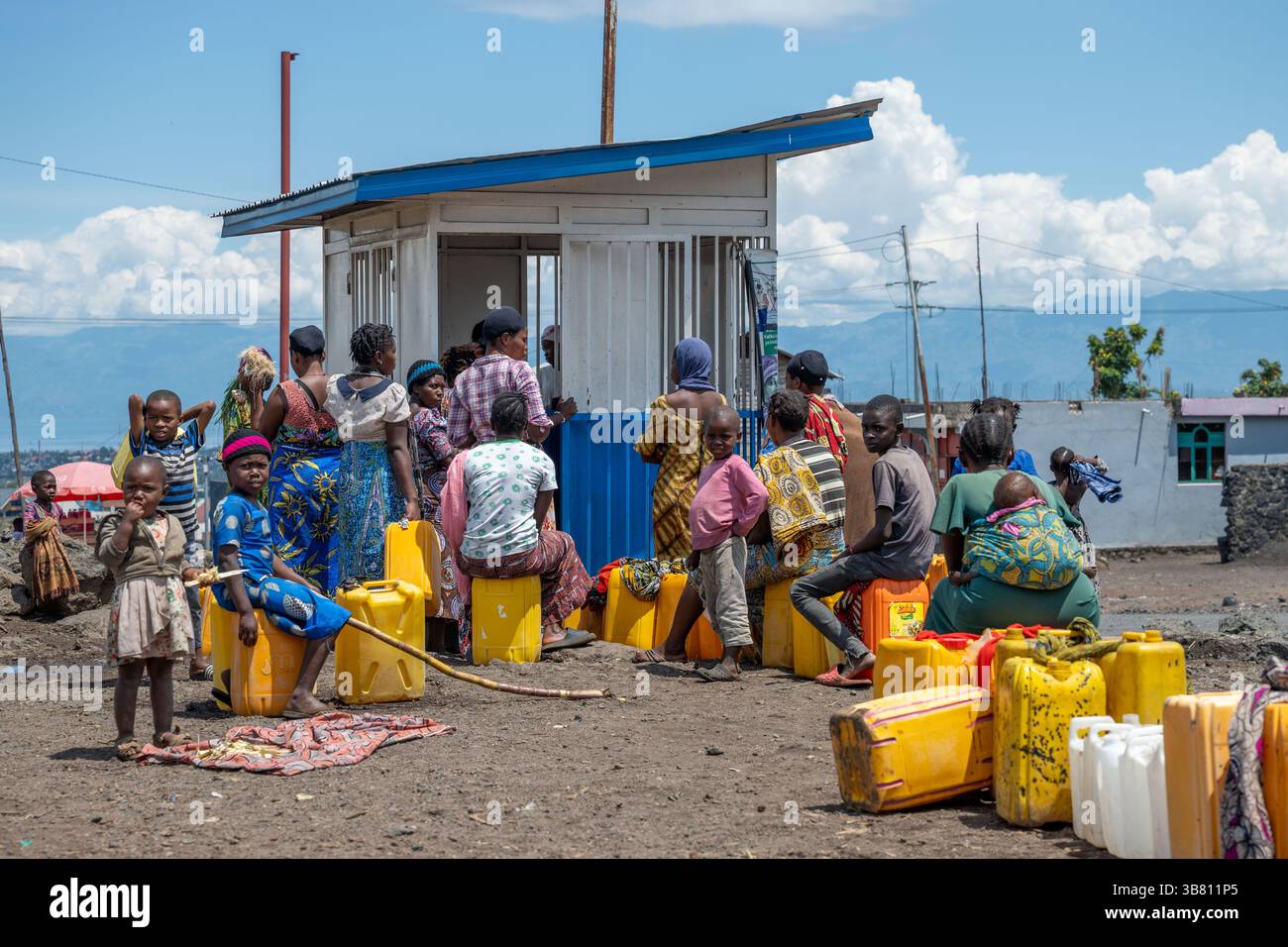 (250507) -- GOMA, May 7, 2025 (Xinhua) -- Displaced people fetch water ...