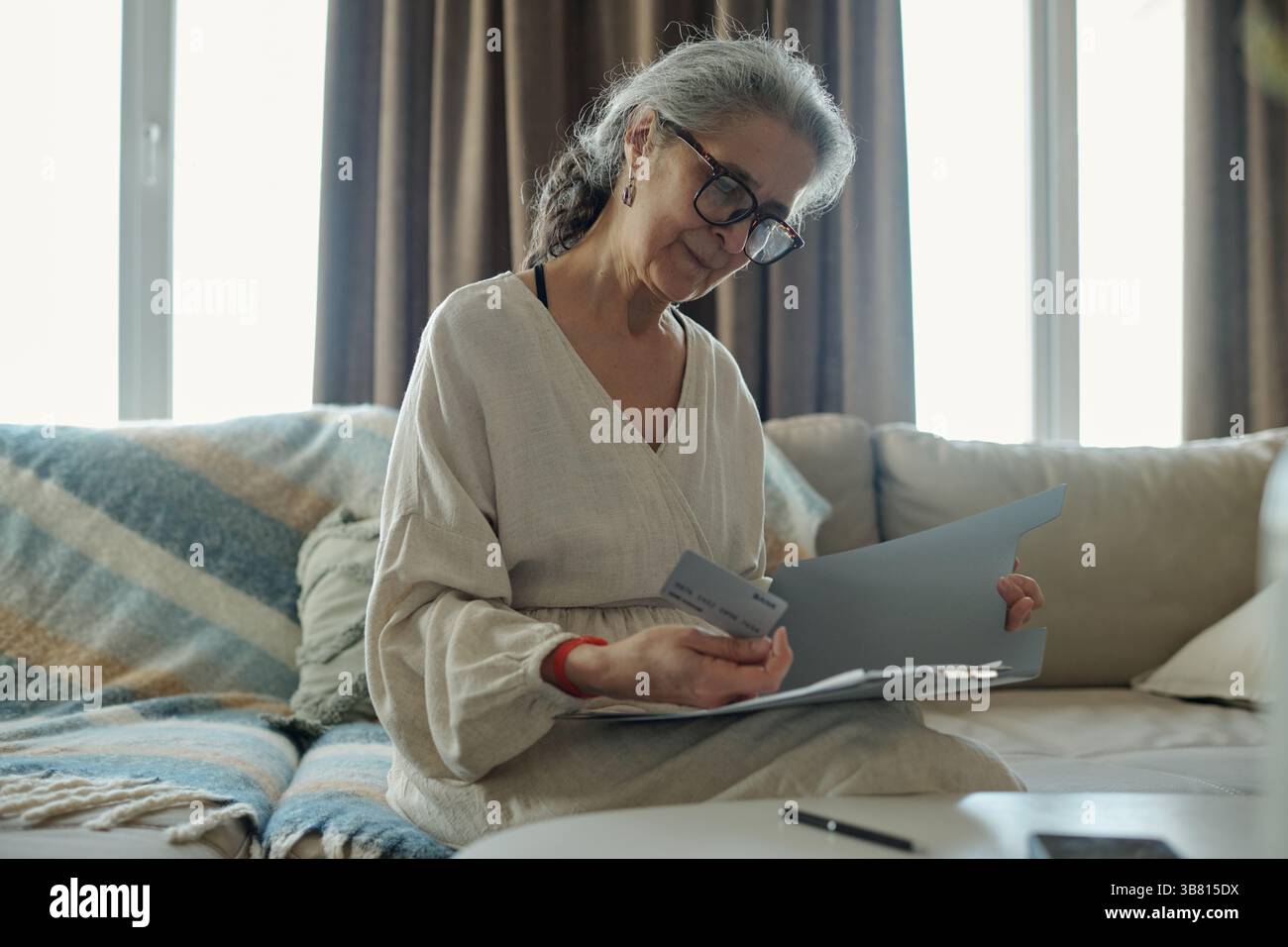 In bright living room senior hi-res stock photography and images - Alamy