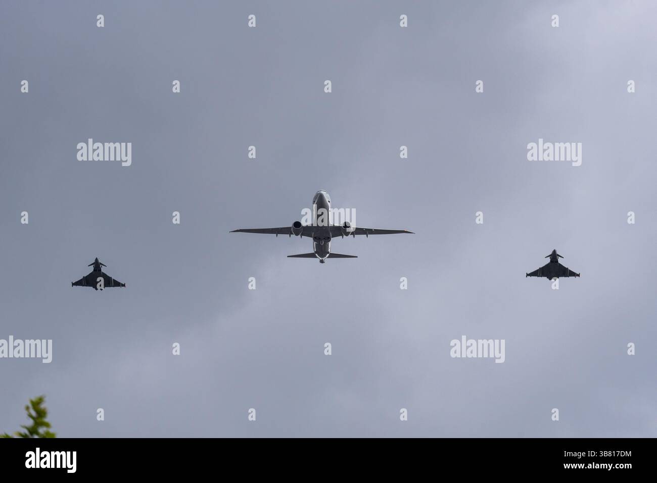 VE Day 80th anniversary RAF flypast over The Mall, London, UK. Royal ...