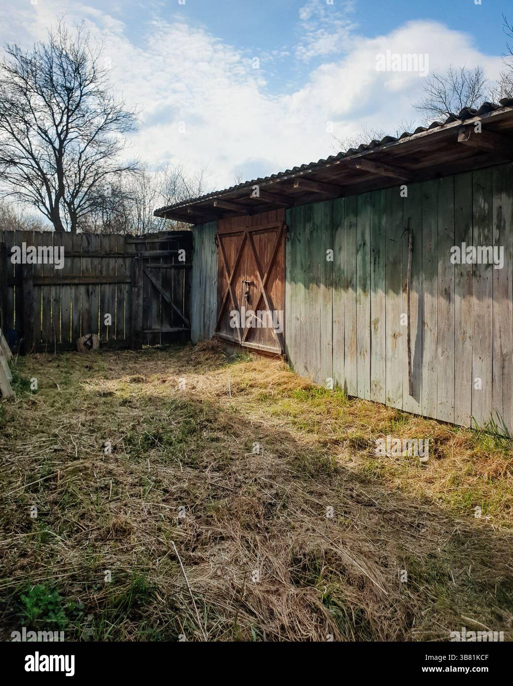 Wooden hay barn hi-res stock photography and images - Alamy