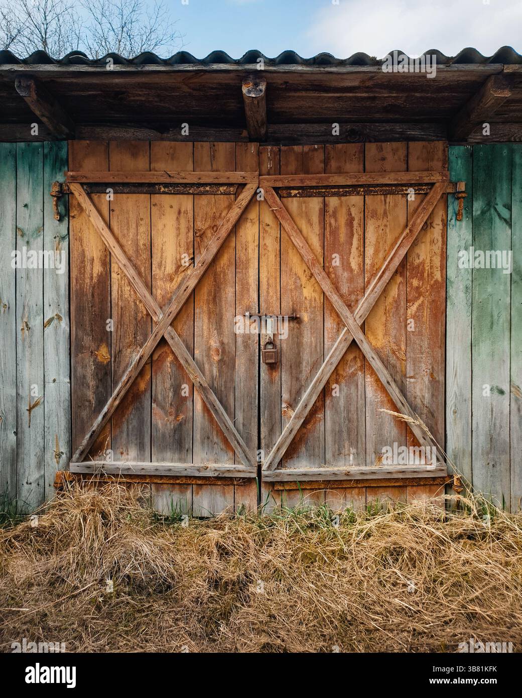Wooden hay barn hi-res stock photography and images - Alamy