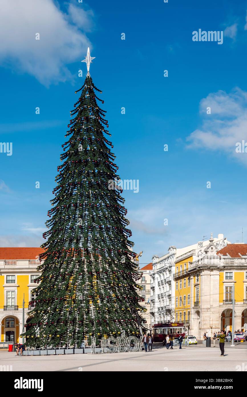 Christmas tree at Commercial Square (Praca do Comercio) in Lisbon ...