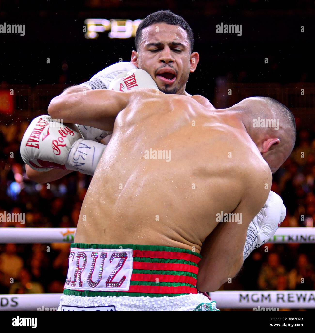 April 3, 2024, Las Vegas, Nevada, USA: ISAAC CRUZ (26-2-1-18) of Mexico ...