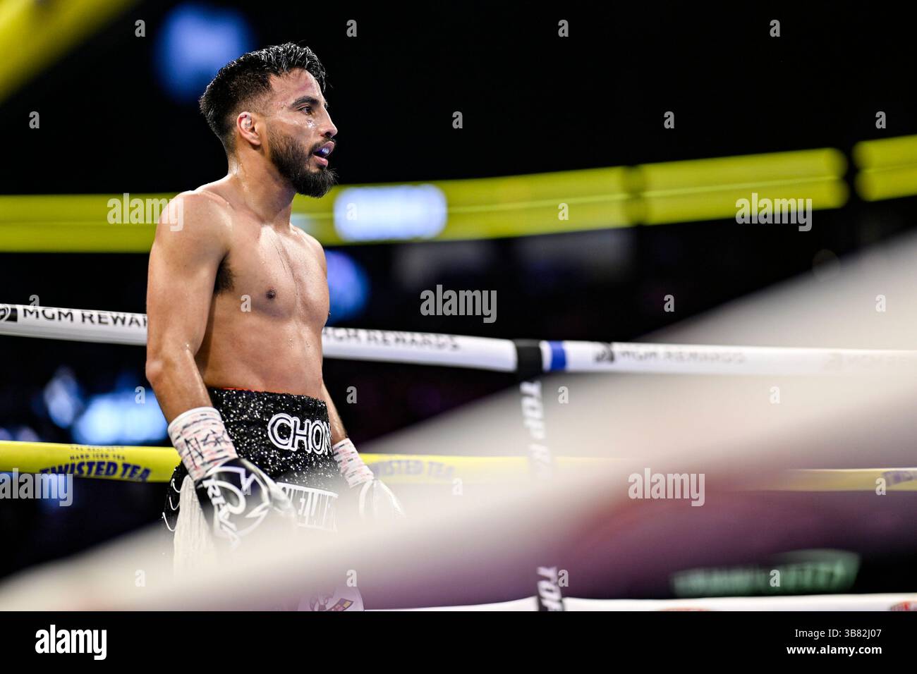 Ramon Cardenas of the US stands before the eighth round of the world ...