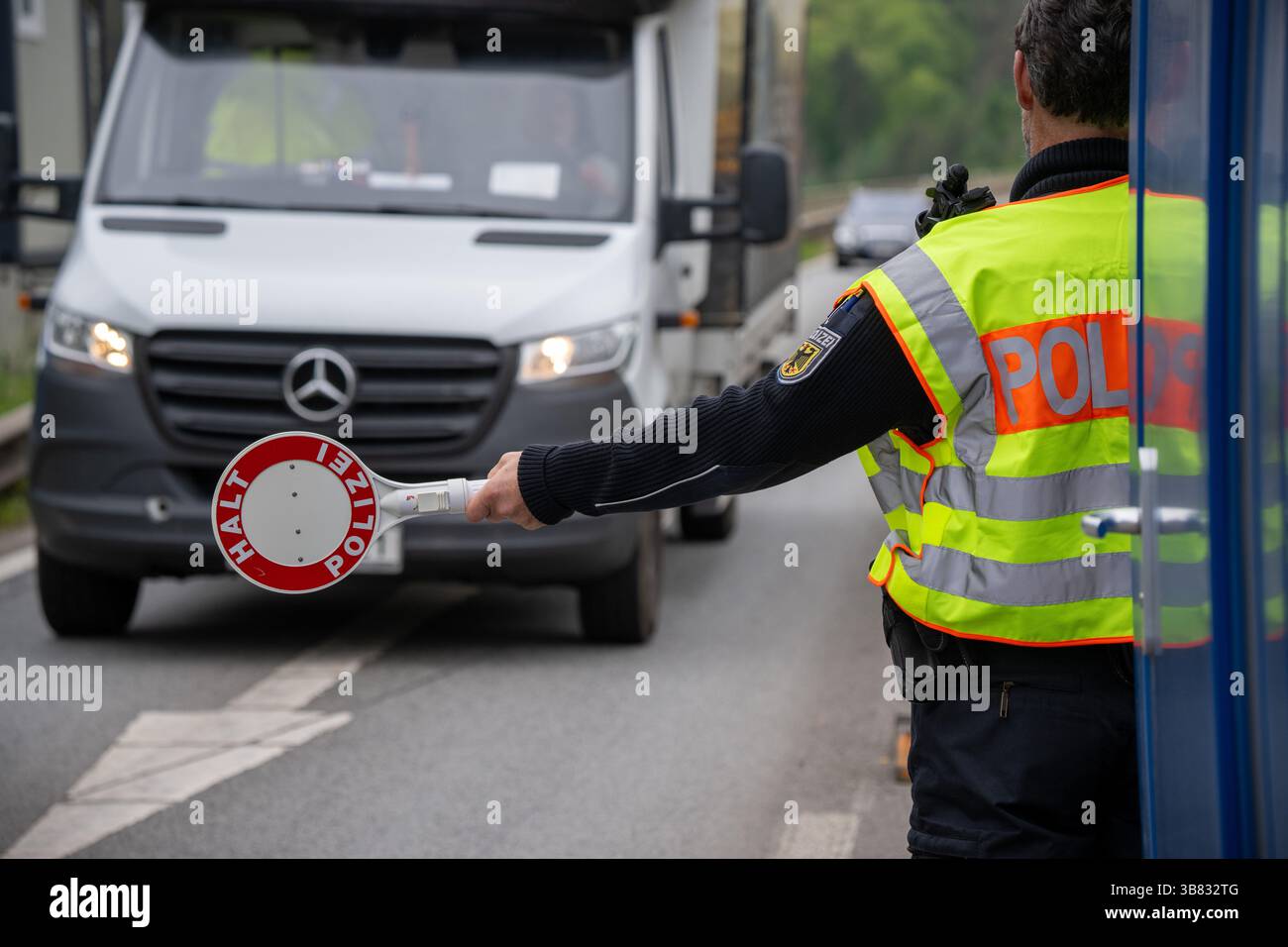 Trier, Germany. 07th May, 2025. A police officer stops a van on the A64 ...