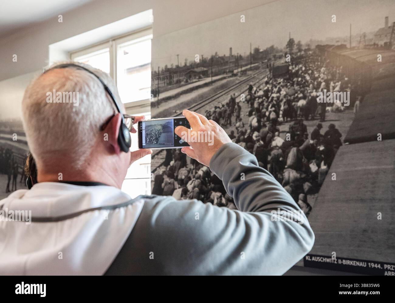(250507) -- KRAKOW, May 7, 2025 (Xinhua) -- A man takes photos while ...