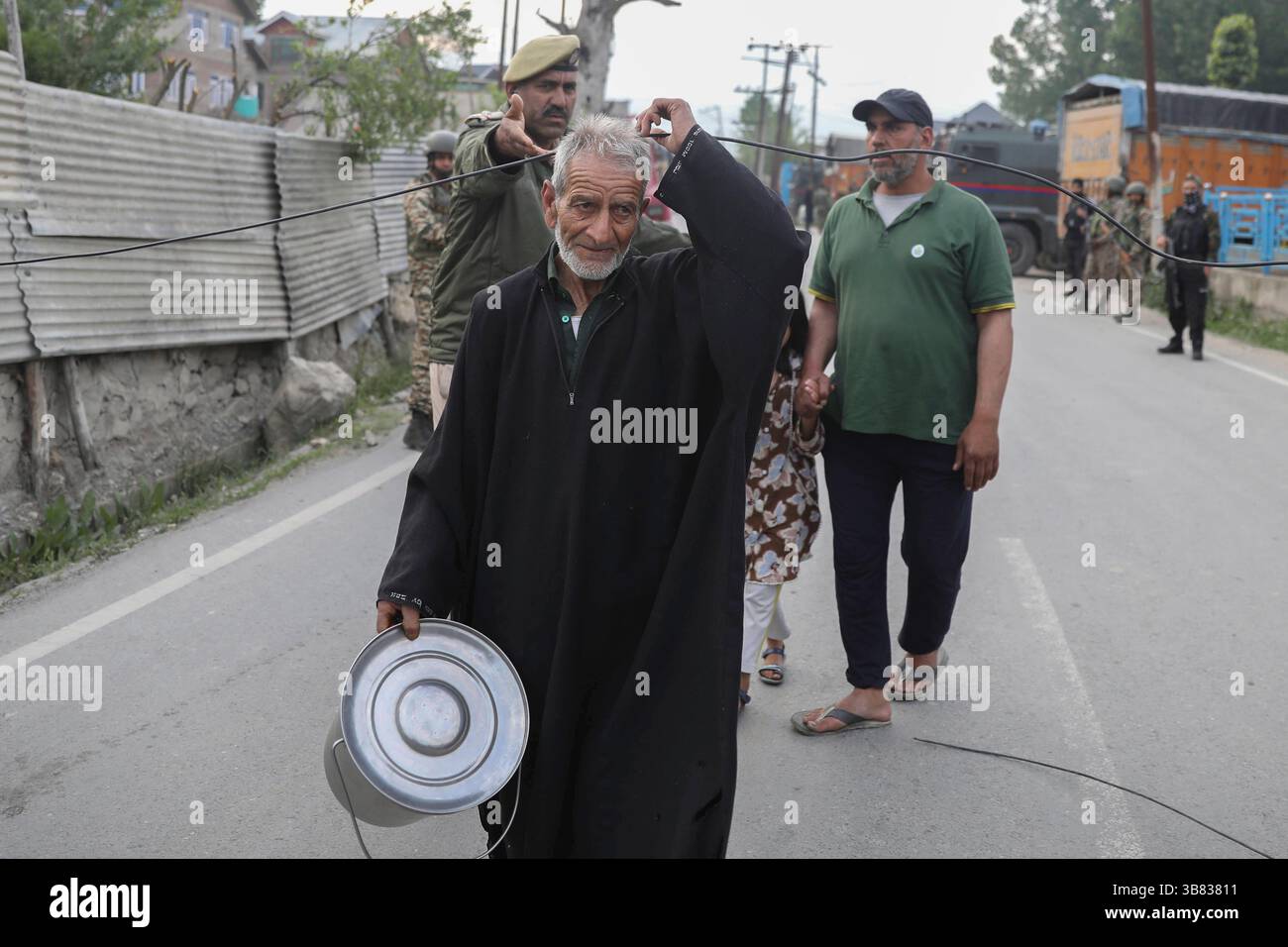 India and Pakistan crisis from Pampore, India Security forces direct ...