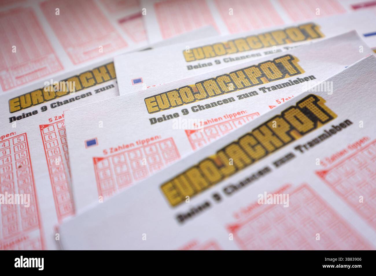 Mega-Jackpot. Der Euro-Jackpot steht bei 120 Millionen Euro. Ein ...