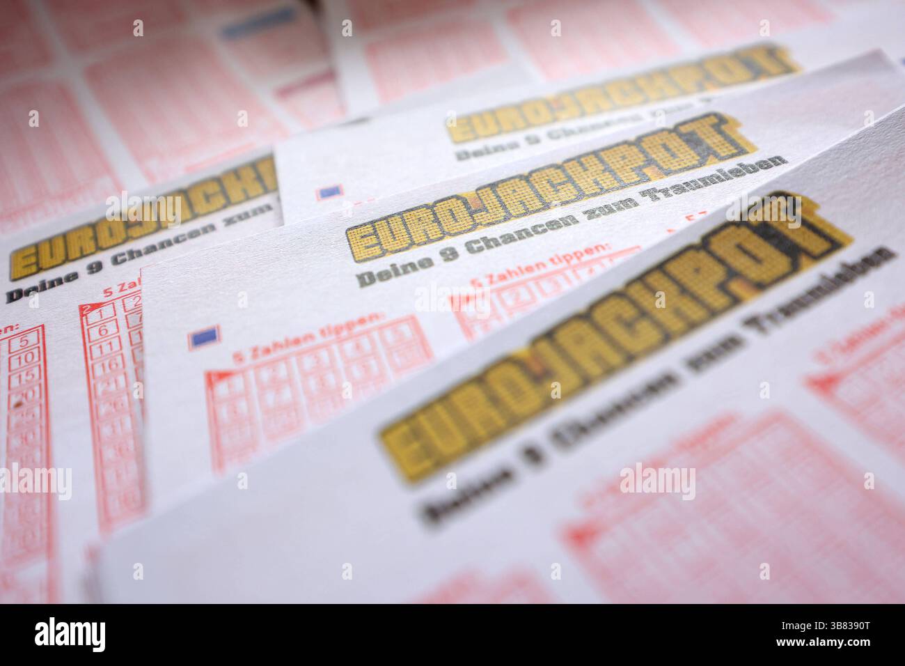 Mega-Jackpot. Der Euro-Jackpot steht bei 120 Millionen Euro. Ein ...