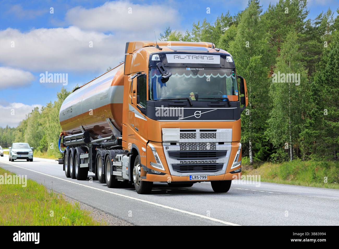 Volvo FH truck tank semi-trailer RL-Trans for dry bulk and liquid gas ...