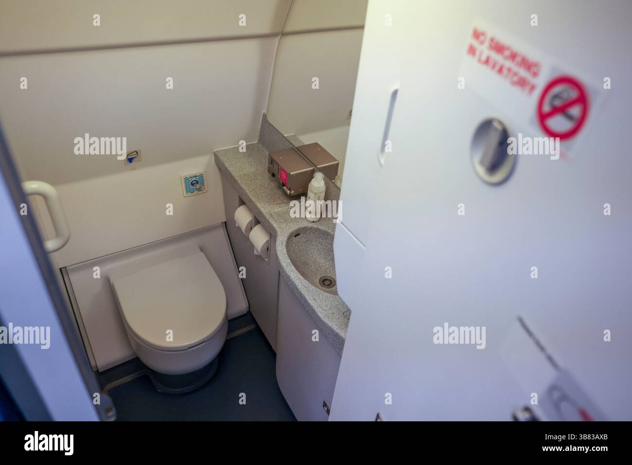 Schkeuditz, Germany. 05th May, 2025. View of the washroom in an Airbus ...