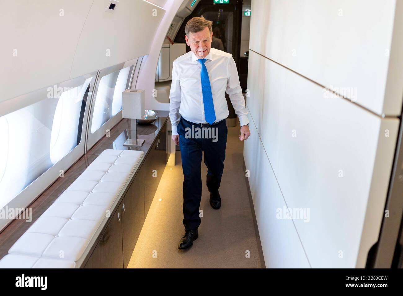 Johann Wadephul CDU, Bundesaussenminister, an Bord eines Airbus A350 ...