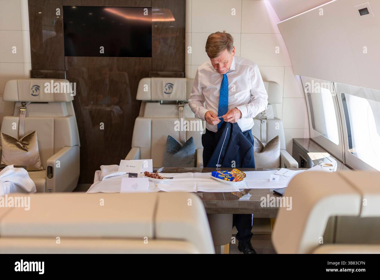 Johann Wadephul CDU, Bundesaussenminister, an Bord eines Airbus A350 ...
