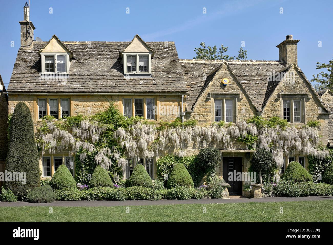 Lower Slaughter house with Wisteria covered frontage . A traditional ...